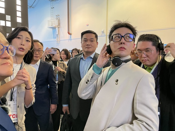 CES에 뜬 지드래곤 "인상적인거요? 한군데 못 고르는데..."